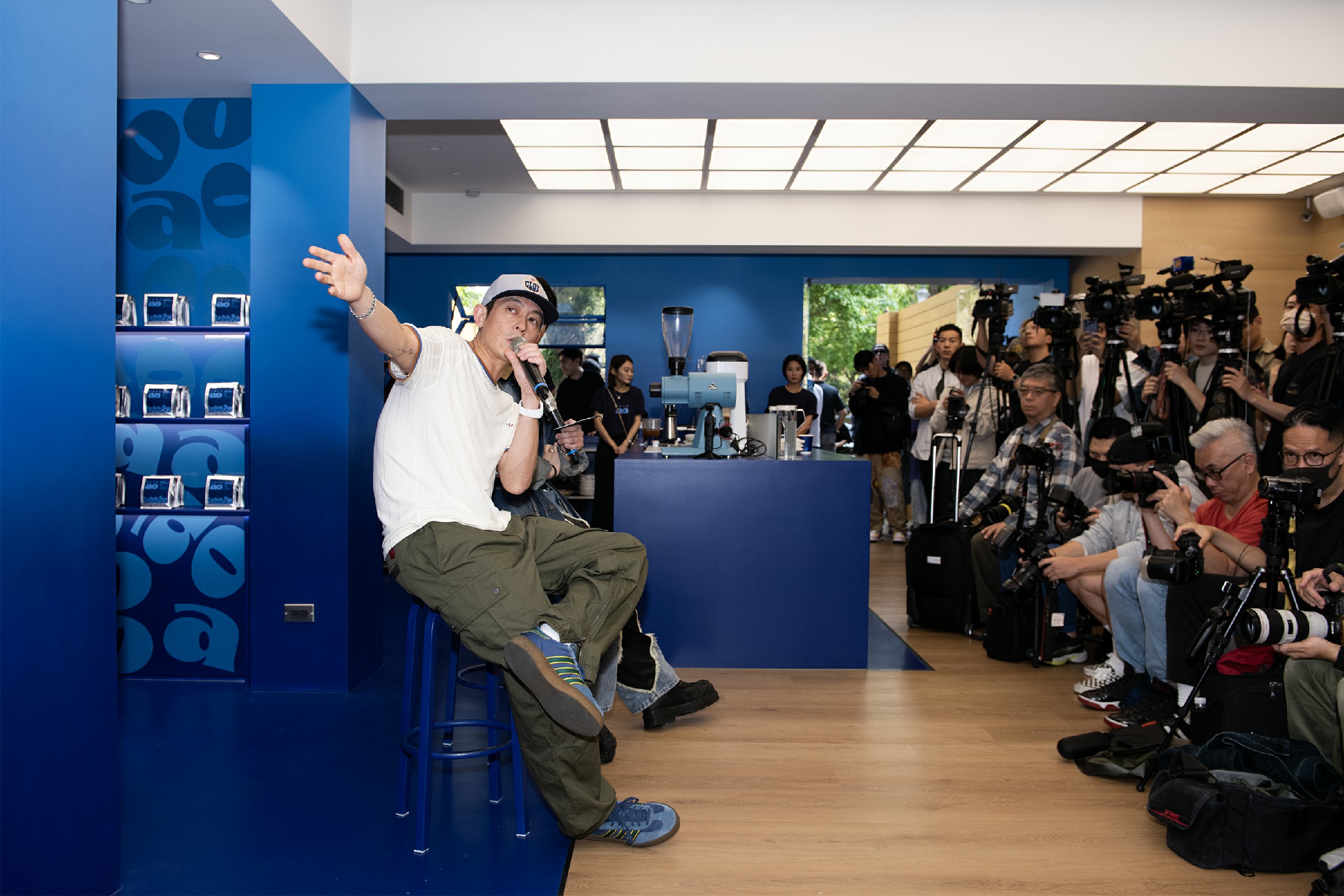 陳冠希現身全新潮流藝術咖啡廳「CAFEAO」開幕活動，全球首間門市